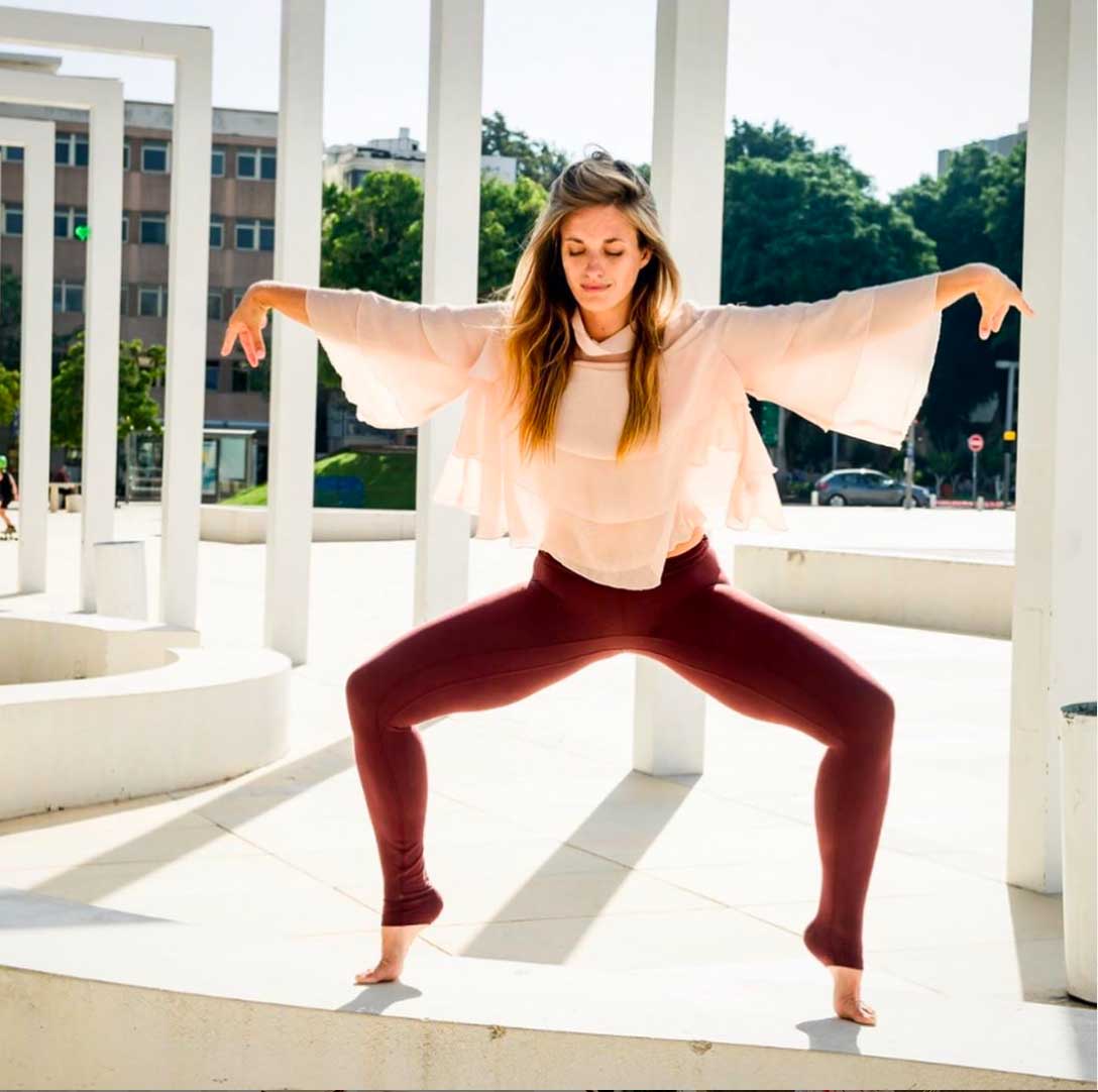 UTKATA KONASANA - GODDESS pose - POSTURE DE LA DéESSE – Les Amazones ...