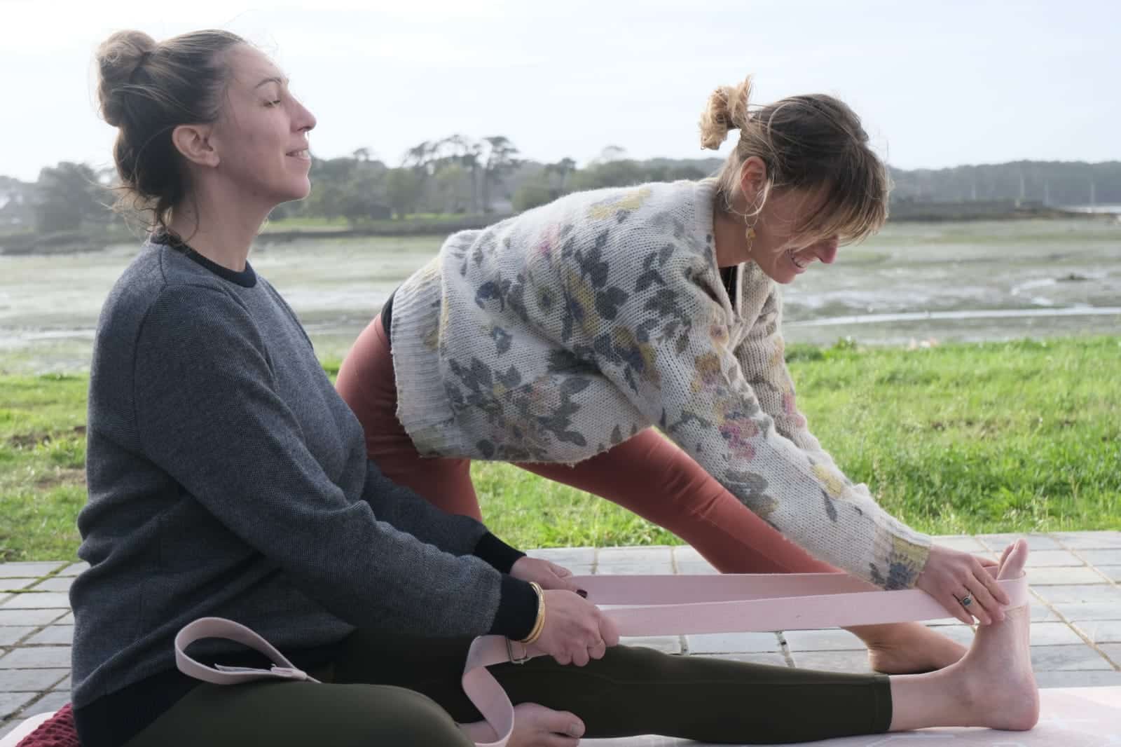 JANU SIRSASANA, posture assise – Les Amazones Parisiennes